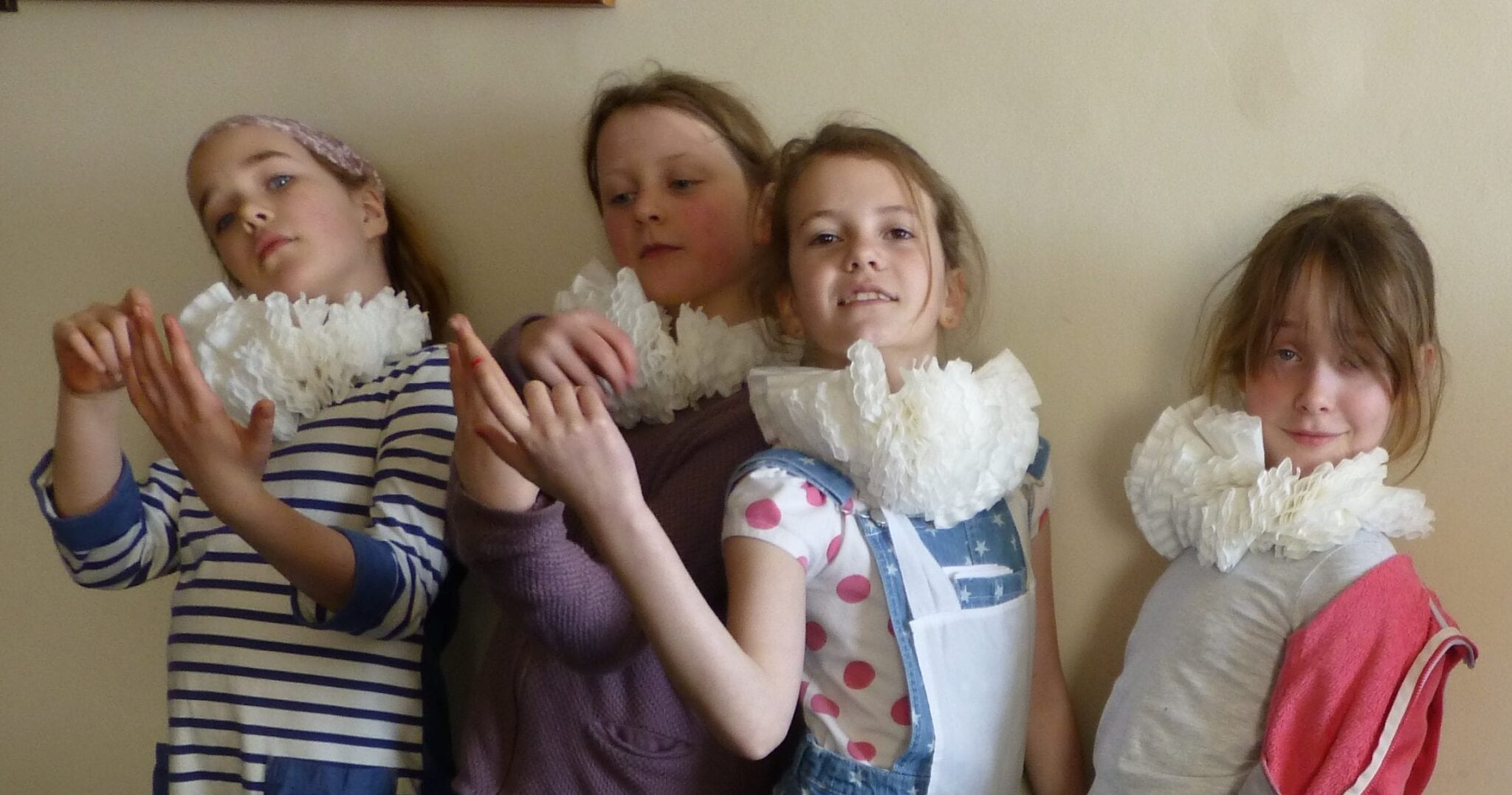 How to make a quick and fun Elizabethan Neck Ruff - Dazzle Workshops